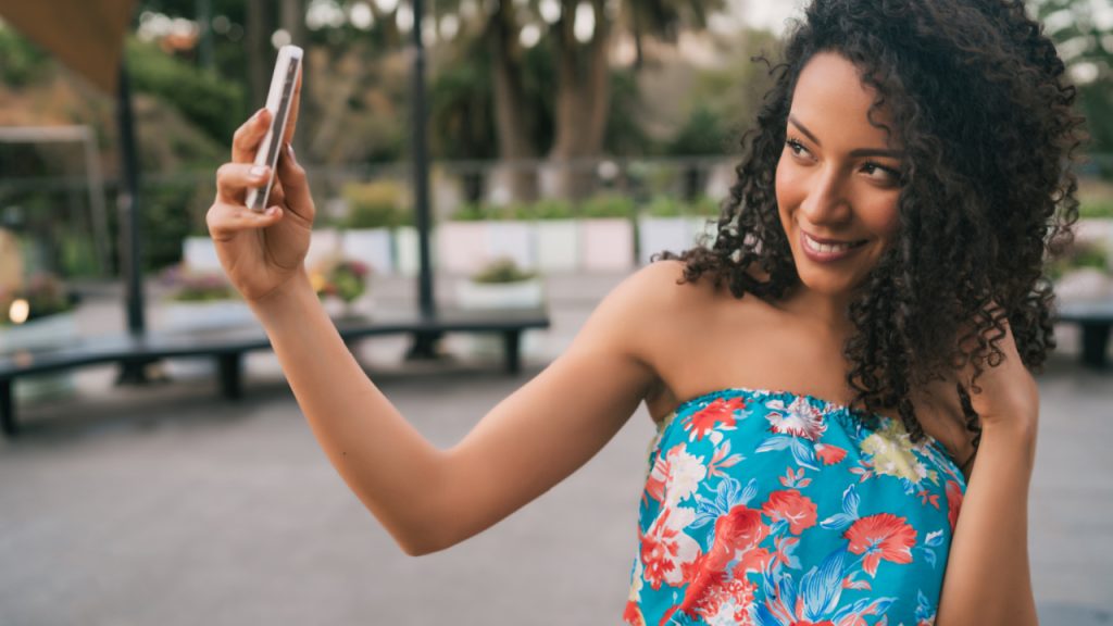 How to Become a Virtual Friend and Get Paid Up to £50 per Hour in 2024